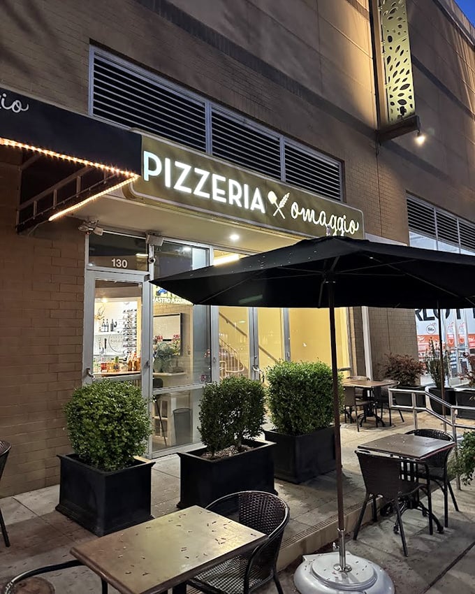 When the sun sets, this place glows like a pizza paradise ready to welcome hungry souls.