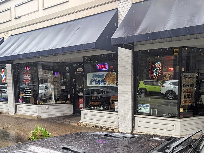 Rain can't dampen the spirits when there's barbecue this good waiting inside those welcoming windows.