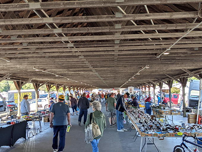 Sunshine and savings come together at this outdoor market where early birds catch the best deals before breakfast.