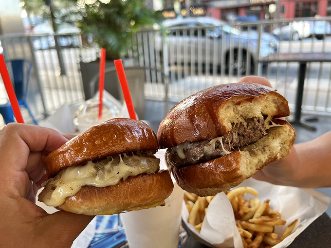 Two hands, two burgers, infinite possibilities – this is how burger dreams come to life.