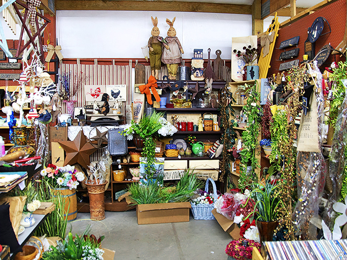 Garden figurines and seasonal decorations galore! Those rabbit statues look like they're plotting the greatest garden takeover since Peter Rabbit.