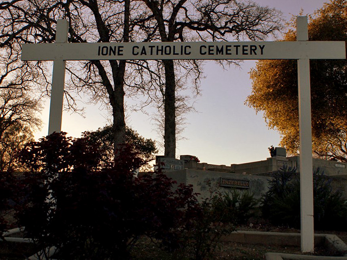 Even in eternal rest, Ione keeps it simple and dignified. The Catholic Cemetery stands as a peaceful reminder of the town's deep historical roots.