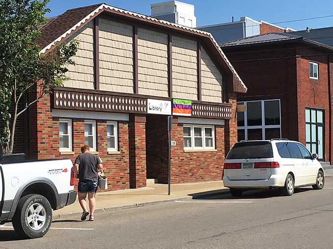 Even the library got the memo about Swiss-inspired architecture. Knowledge and culture sharing has never looked so charmingly European in the heart of Ohio.