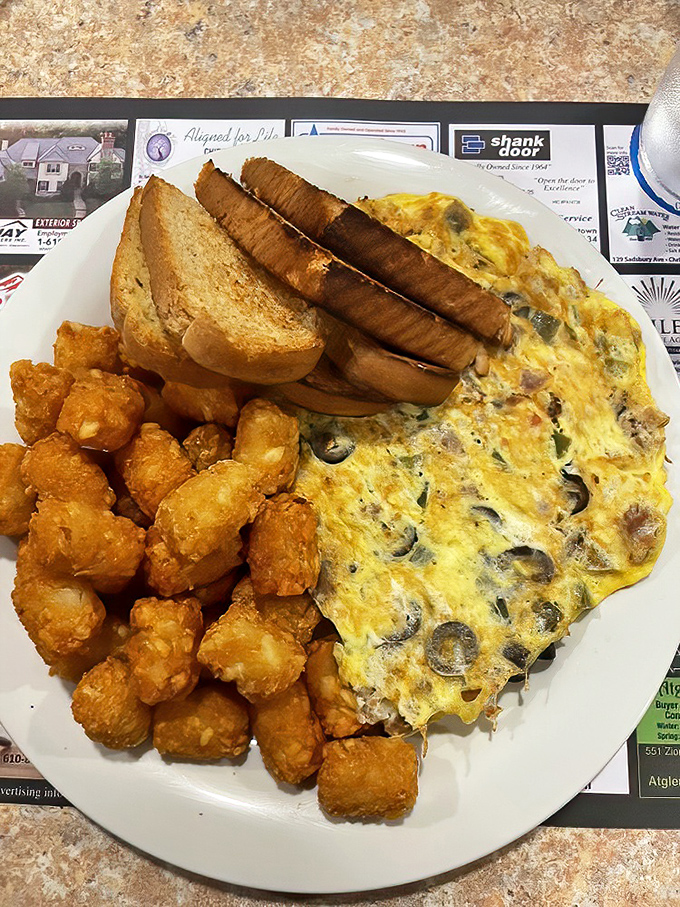This omelet doesn't just have mushrooms&mdash;it's practically throwing a fungi festival, with crispy tater tots playing backup band.