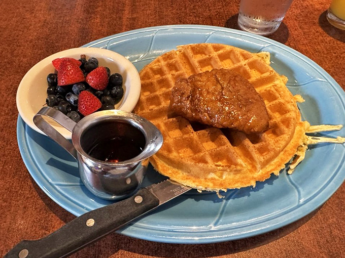Golden waffle meets crispy chicken in a relationship so perfect it deserves its own romantic comedy. The berries are just showing off.