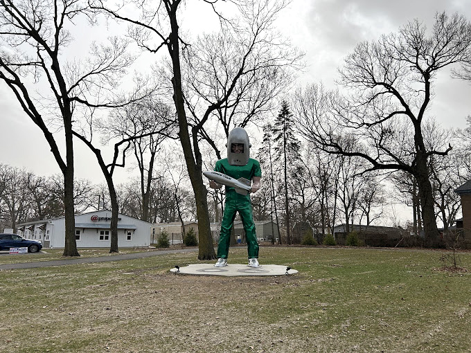 The Gemini Giant stands ready for liftoff, though after all these years, he seems pretty content right where he is.