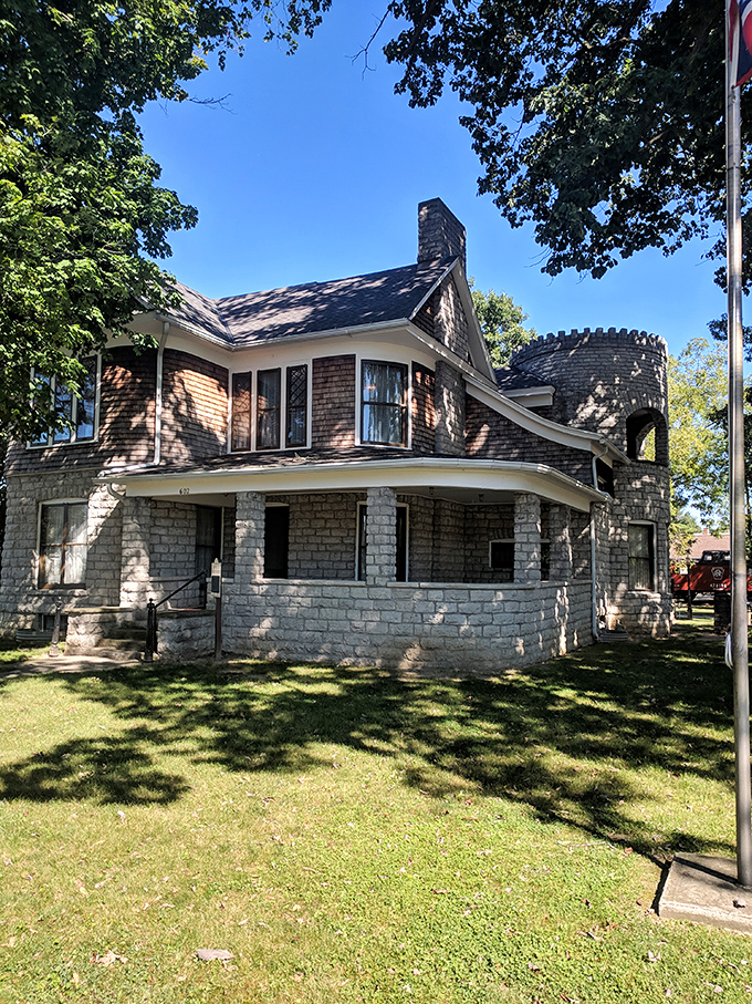 This castle-inspired stone residence looks like it's waiting for its closeup in "Midwest Gothic." The turret suggests someone had royal aspirations in rural Ohio.