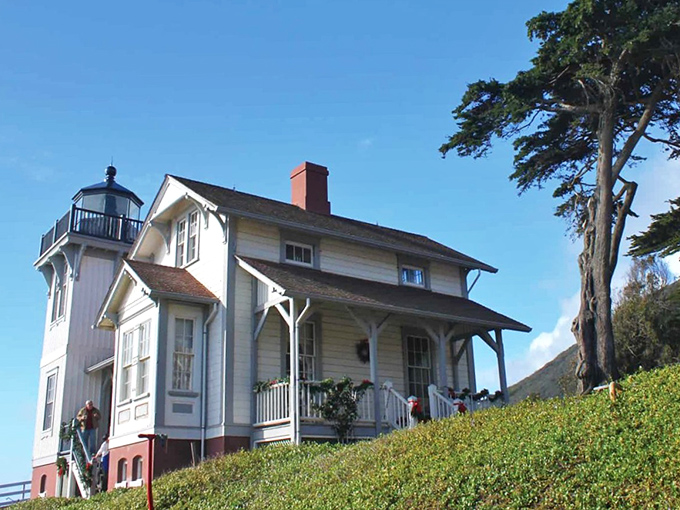 This charming lighthouse keeper's home stands sentinel over Avila's shores, a postcard-perfect reminder of the town's maritime heritage.