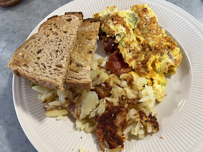 Breakfast nirvana achieved! Those golden home fries steal the show with their perfect crispy-to-fluffy ratio and seasoned edges.