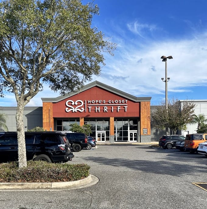 A well-maintained parking lot with ample spaces &ndash; because they know you'll need room in your trunk for all those finds.