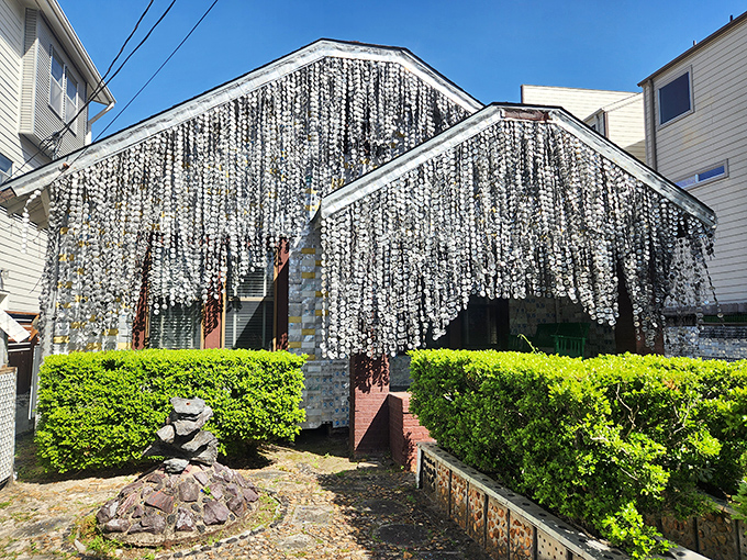 Beer cans never looked so architectural! This shimmering Houston home turns recycling into an art form.