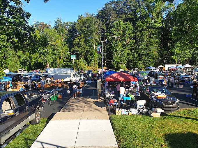 City streets transformed! Philadelphia's flea market turns ordinary pavement into extraordinary shopping adventures for urban explorers. 