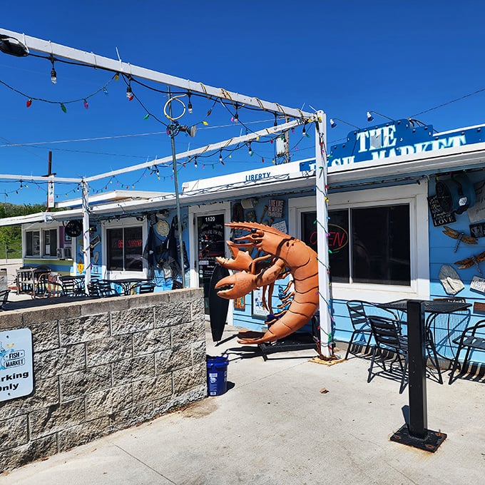 That giant shrimp sculpture isn't being subtle&mdash;it's practically saying "Get in here if you know what's good for you!"