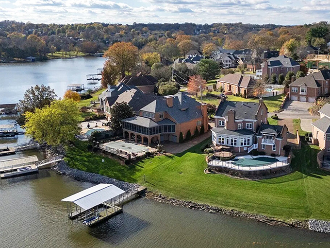 Old Hickory Lake creates the perfect backdrop for Hendersonville's upscale neighborhoods. Water views that never get old!