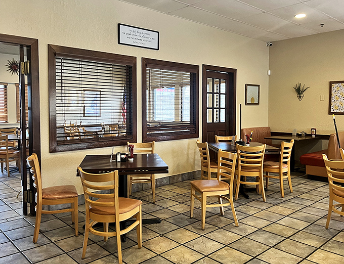 Clean lines and simple decor let you focus on what matters: plates of perfectly executed breakfast classics that would make your grandmother proud.