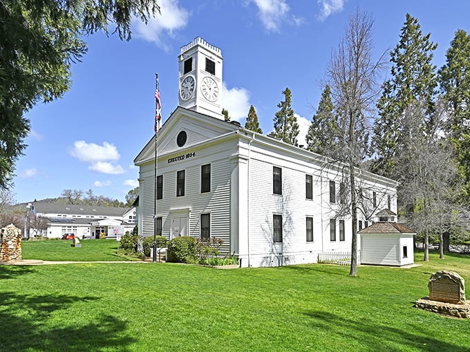 The 1854 Mariposa County Courthouse isn't just California's oldest&mdash;it's a Greek Revival beauty that's seen more drama than a season of Law & Order.
