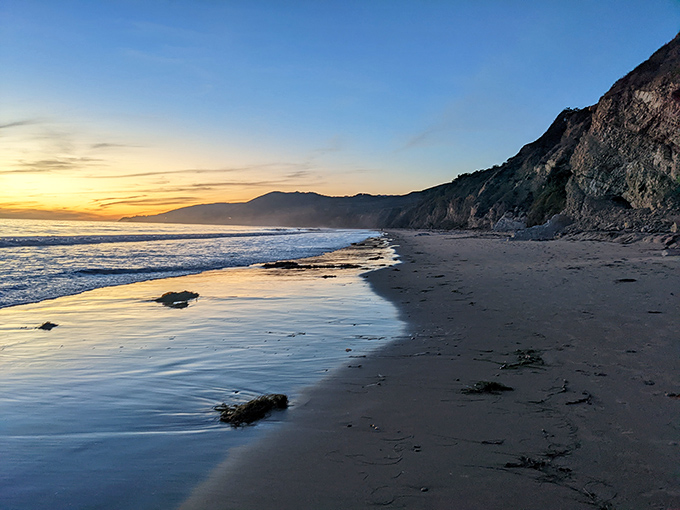 Sunset at El Capit&aacute;n doesn't just end the day&mdash;it throws a farewell party with a color palette that would make Monet reach for his brushes.