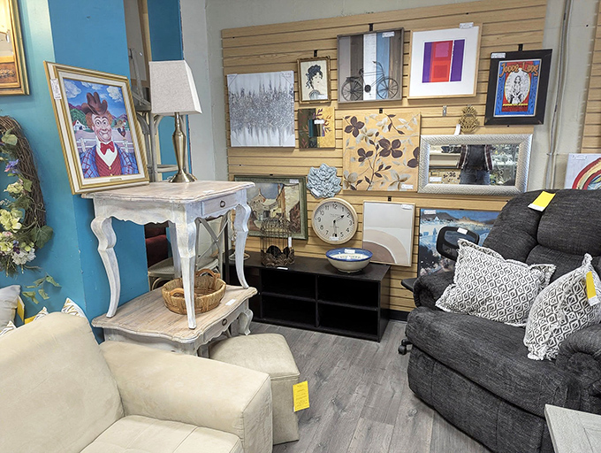 A living room vignette that whispers, "Yes, you too can have taste this good." The whitewashed side table adds that perfect touch of shabby-chic elegance.