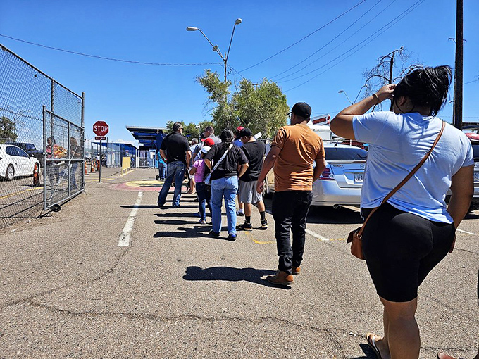 The weekend pilgrimage begins! Early birds line up under the desert sun, knowing the best treasures disappear faster than morning dew.