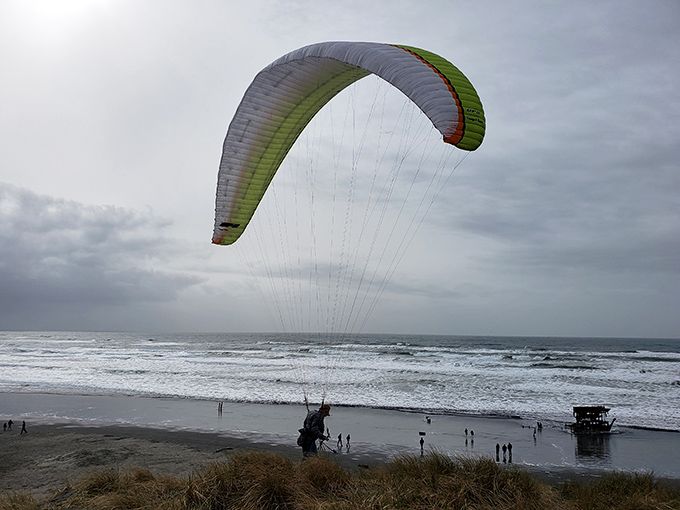 Beyond the shipwreck, adventure takes flight! Fort Stevens State Park offers paragliding opportunities with the Pacific Ocean as your dramatic backdrop.