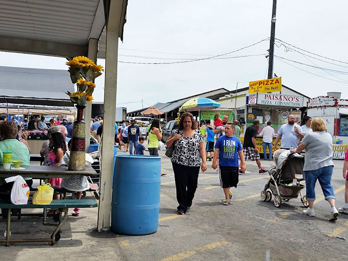 The true heart of any great flea market&mdash;the people. Families and treasure hunters of all ages create the community atmosphere that keeps Four Seasons thriving.