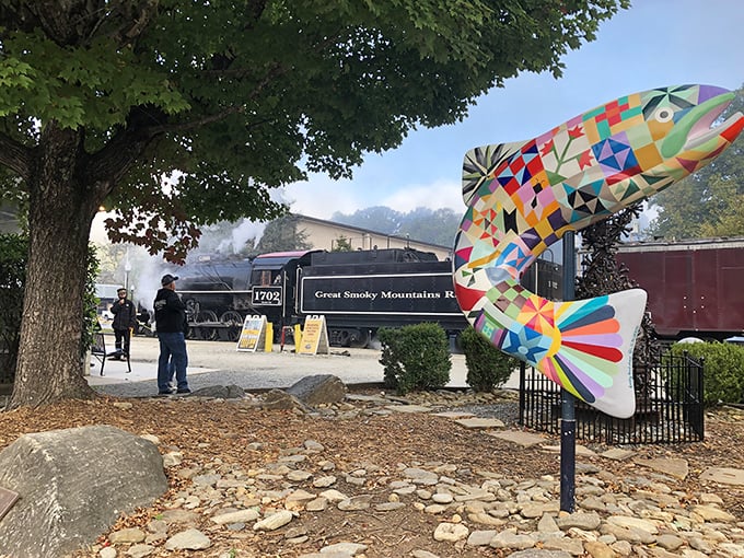 These folks know their locomotives like your grandmother knew her cast iron skillet - with genuine expertise.