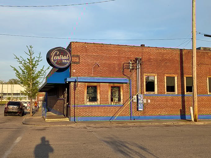 Central BBQ's brick building stands as a downtown Memphis landmark. That circular sign might as well be a bull's-eye for your hunger.