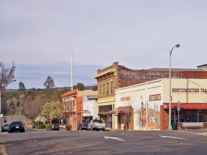 Autumn colors paint Oroville's charming downtown, where small-town living meets big natural beauty at the Sierra foothills.
