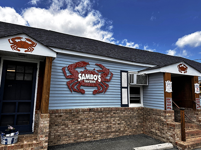 Sambo's blue exterior with those giant crab signs tells you everything&mdash;this place means serious crustacean business.