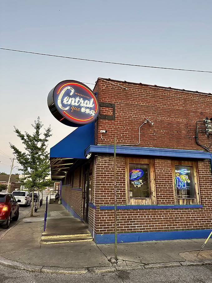 The blue trim and vintage brick of Central BBQ whisper stories of Memphis flavor traditions. Some buildings just look delicious.