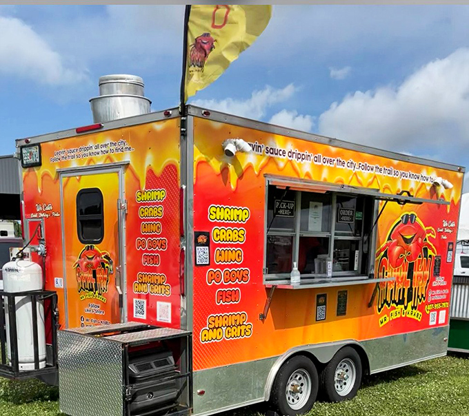 Like a sunset made of seafood! This eye-catching truck serves up shrimp and crabs with attitude that matches its vibrant exterior.