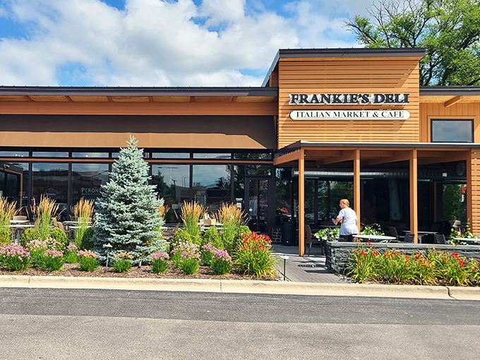 This sleek design promises fresh ingredients and old-world flavors in perfect harmony. 