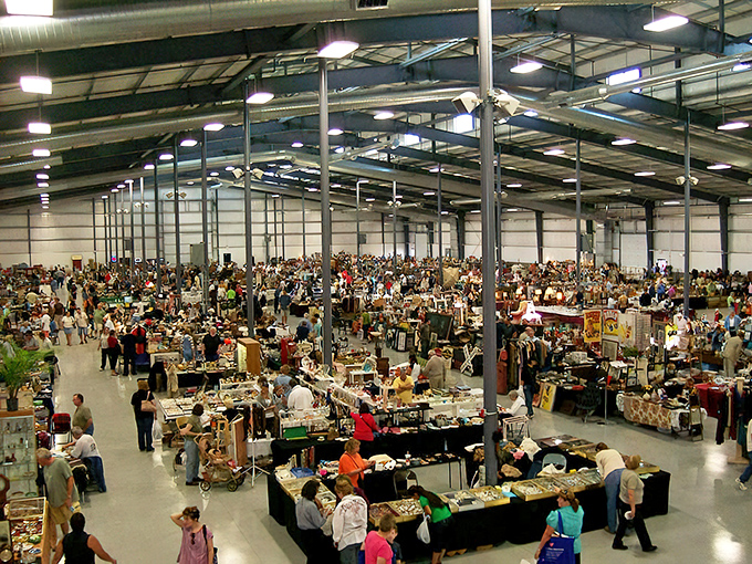 Where one person's castoffs become another's centerpiece! Grayslake's massive indoor space houses countless stories waiting to be discovered.