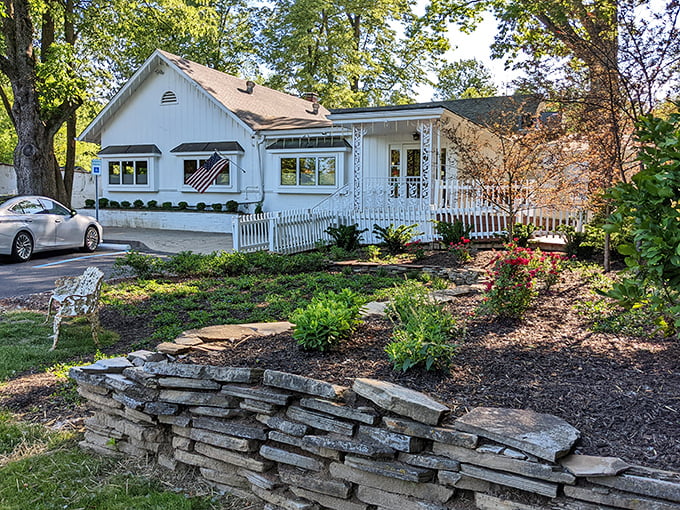 White picket fence, beautiful landscaping&mdash;Hollyhock Hill knows presentation matters. Just wait until you see how they present their famous golden-brown chicken!