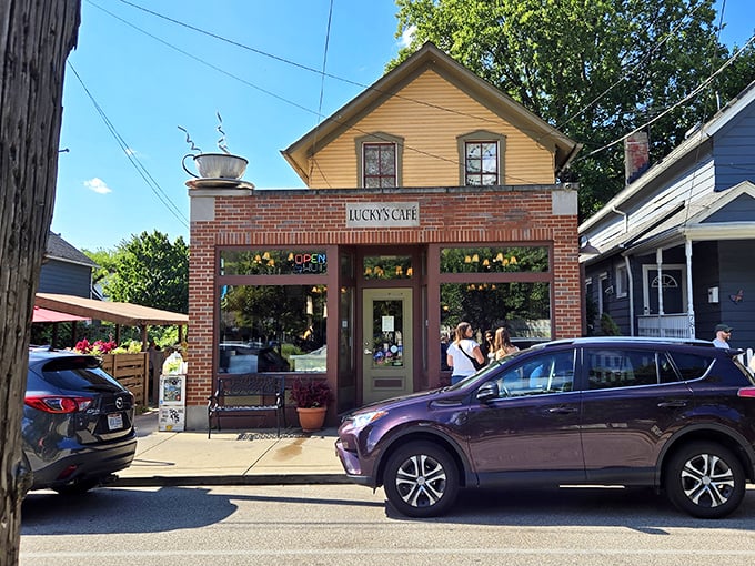 That giant coffee cup on the roof isn't just decoration&mdash;it's a promise of caffeinated bliss to come.