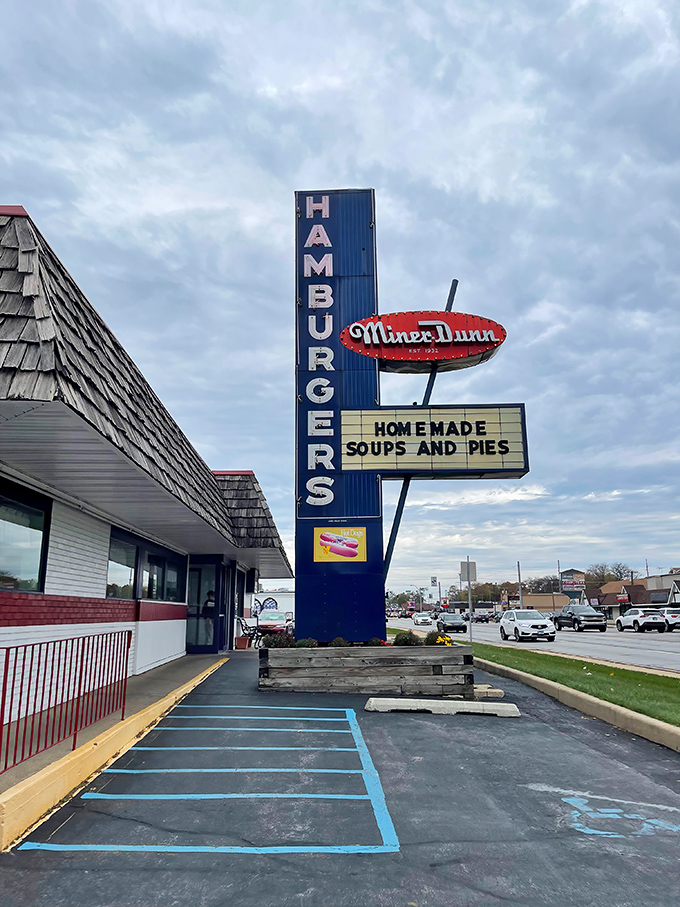 That retro sign promising homemade pies and milkshakes – Miner-Dunn knows the perfect burger deserves the perfect finale.