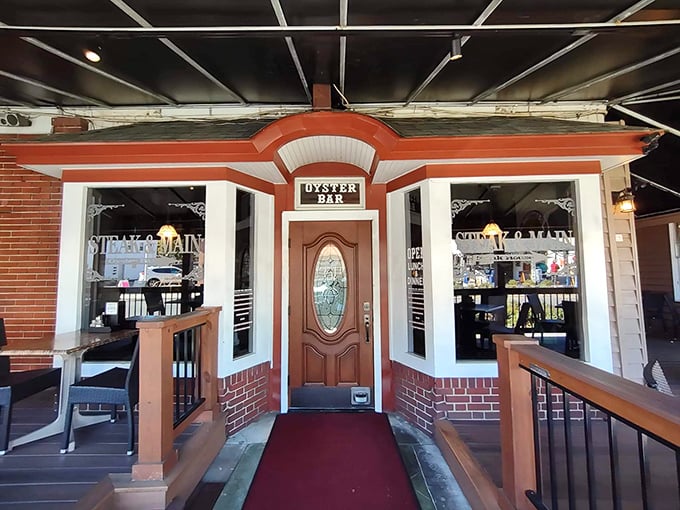 That little outdoor seating area isn't just for show&mdash;it's where happy customers contemplate ordering seconds.