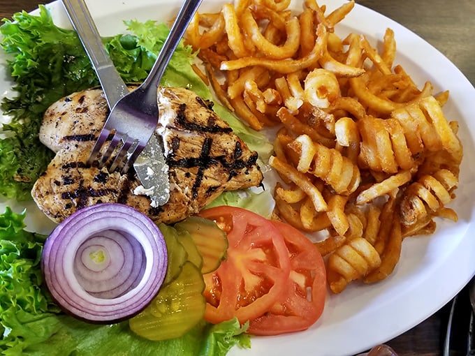 Curly fries that could win a beauty pageant escort a perfectly grilled chicken breast on a bed of fresh veggies. Lunch has never looked better.