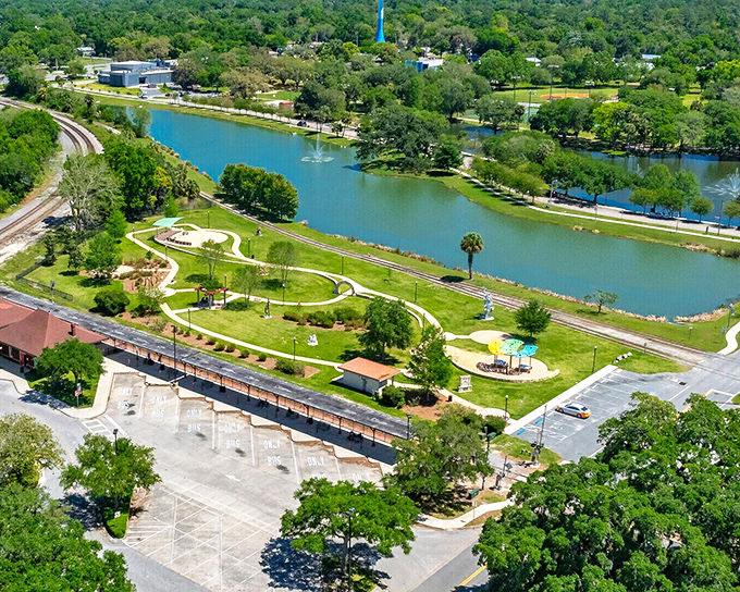 Tuscawilla Park offers that rare Florida commodity&mdash;tranquility&mdash;with its winding paths and peaceful waters just steps from downtown.