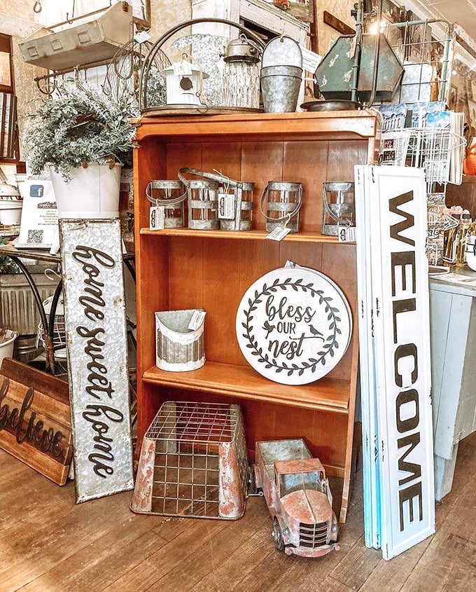 "Home Sweet Home" never looked so nostalgic. This display marries rustic charm with modern farmhouse style that Joanna Gaines would approve.