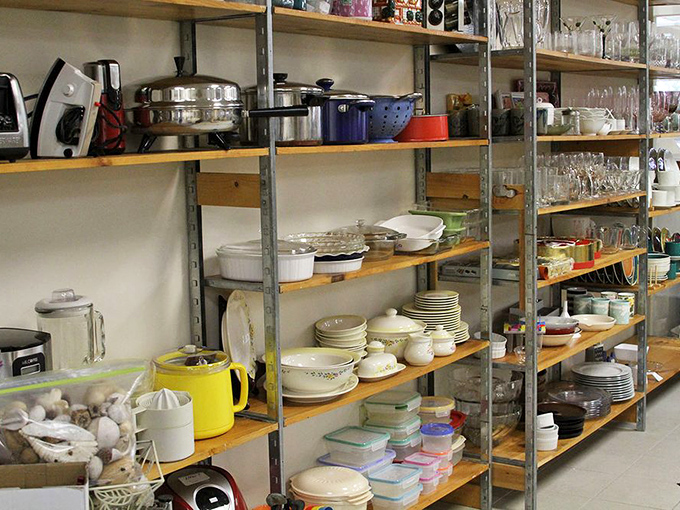 Kitchen equipment galore! From forgotten Pyrex patterns to that specific serving dish your grandmother used &ndash; culinary archaeology at its finest.
