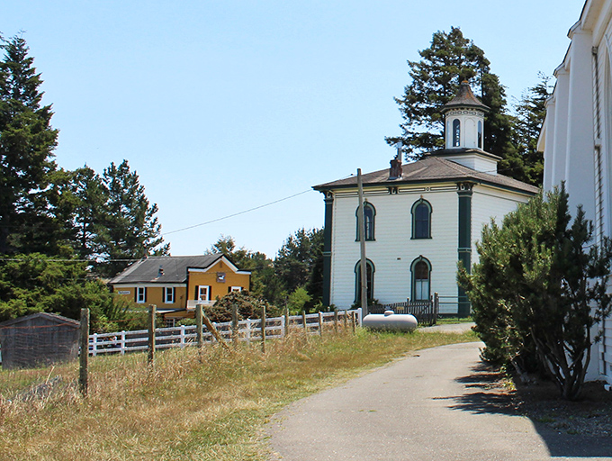 The Potter Schoolhouse stands as a reminder that even Hitchcock couldn't resist Bodega's charm, though he did add homicidal birds for dramatic effect.