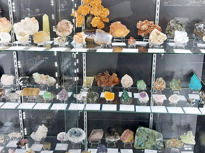 Nature's jewelry box! These dazzling minerals and crystals showcase Earth's artistic side&mdash;geological masterpieces millions of years in the making.