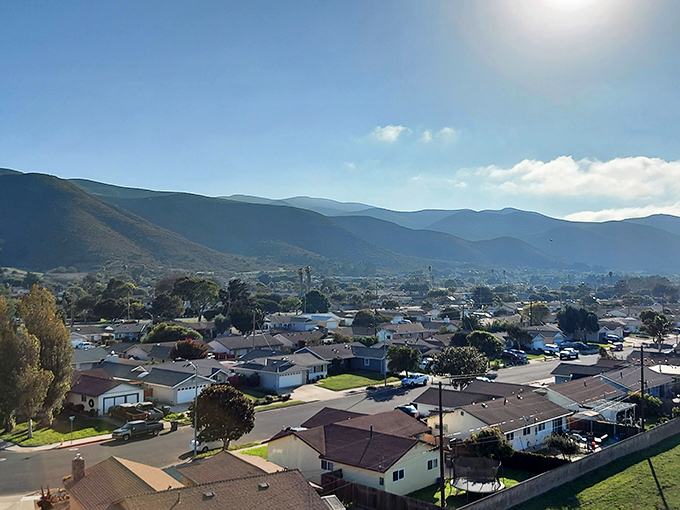 Nestled in the valley with mountains as a backdrop, Lompoc's residential neighborhoods enjoy spectacular views. The "Valley of Flowers" lives up to its picturesque reputation.