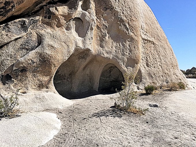 The desert's version of architectural design. This natural archway looks like something Gaud&iacute; would create if he worked exclusively with sandstone and had a billion years to finish.