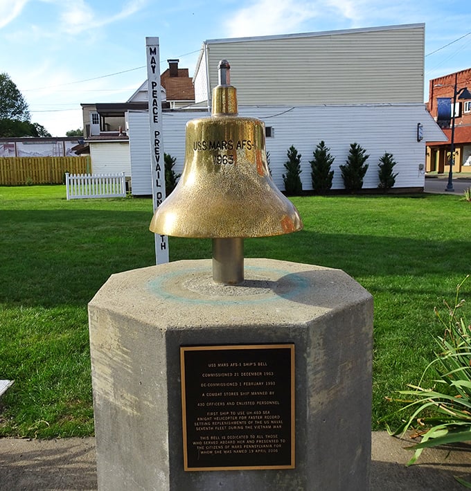 Mars Flying Saucer: A flying saucer in Mars, PA—because sometimes the universe has a sense of humor. Cosmic coincidence or perfect tourist trap?