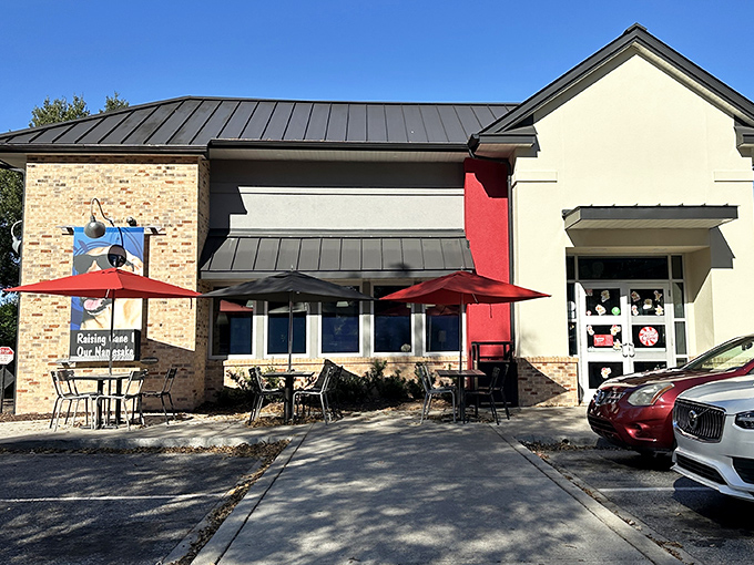 Raising Cane's modern outpost brings its legendary fingers and that sauce&mdash;oh, that sauce&mdash;to lucky Mount Pleasant residents.