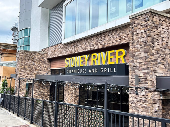 Modern meets traditional behind this impressive stone fa&ccedil;ade. The kind of place that makes shopping mall hunger disappear instantly.