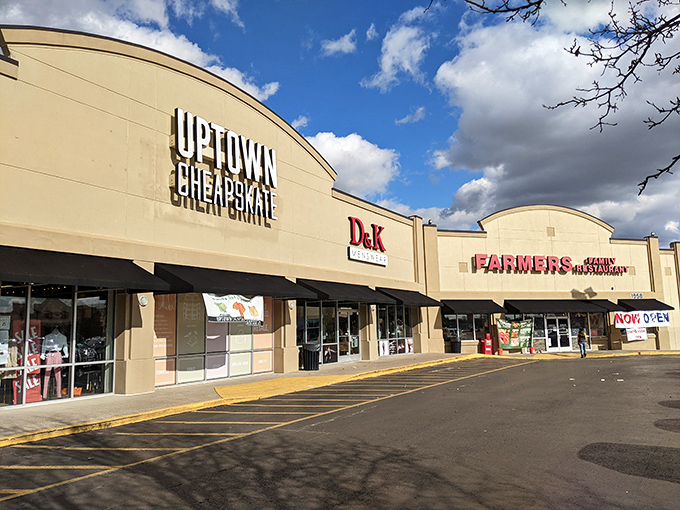Uptown Cheapskate shares a strip mall with local eateries – fuel up before your fashion hunt!