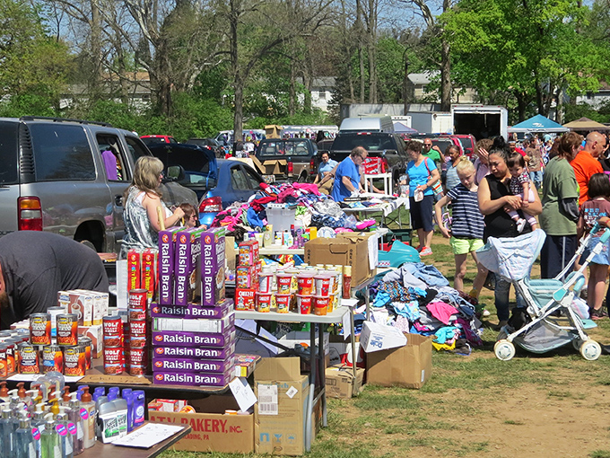 Covered market magic! Willow Glen's shaded shopping area provides the perfect setting for serious bargain hunters to do their work. 
